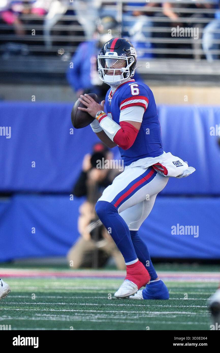 New York Giants quarterback Jaxson Dart (6) looks for an open receiver ...