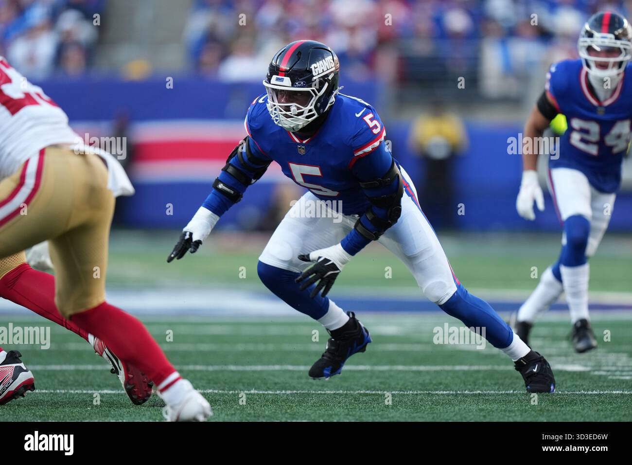 New York Giants linebacker Kayvon Thibodeaux (5) runs tot he ball ...