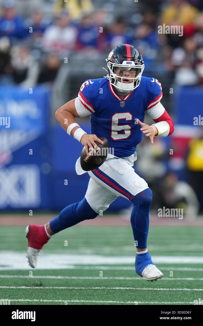 New York Giants quarterback Jaxson Dart (6) rushes with the ball during ...