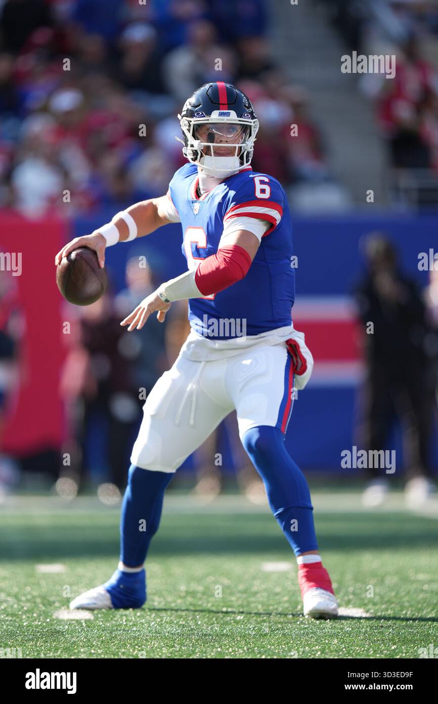 New York Giants quarterback Jaxson Dart (6) makes a pass attempt during ...