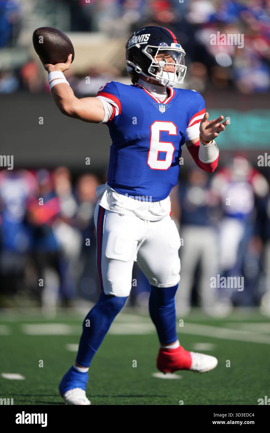 New York Giants quarterback Jaxson Dart (6) looks for a receiver as he ...