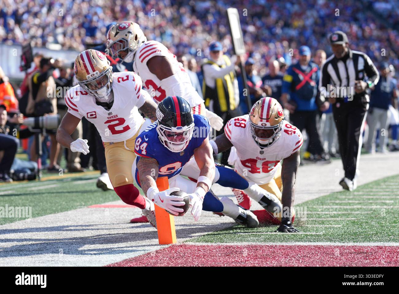New York Giants tight end Theo Johnson (84) dives for a touchdown ...