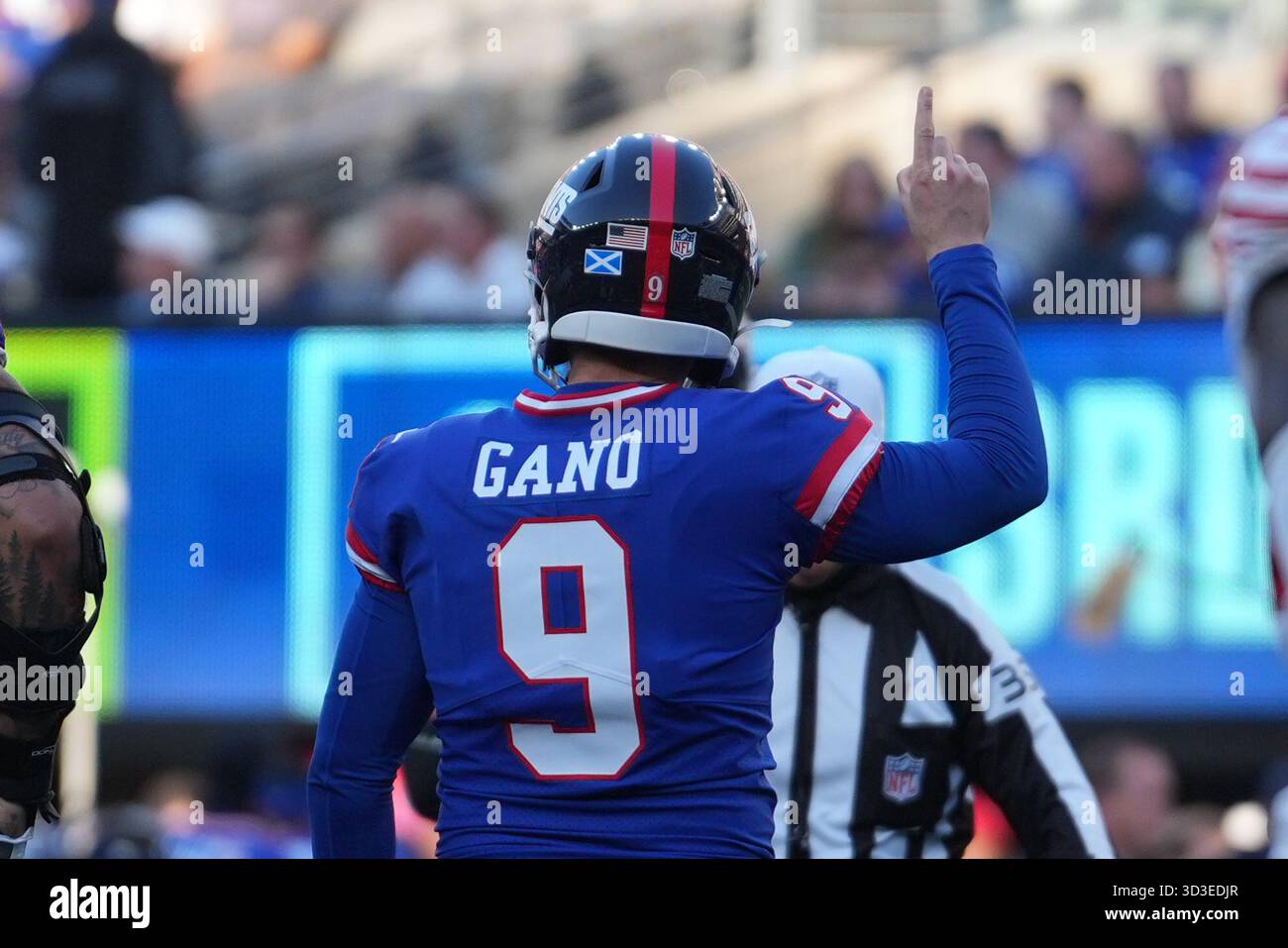 New York Giants kicker Graham Gano (9) wears a Scotland flag on his ...