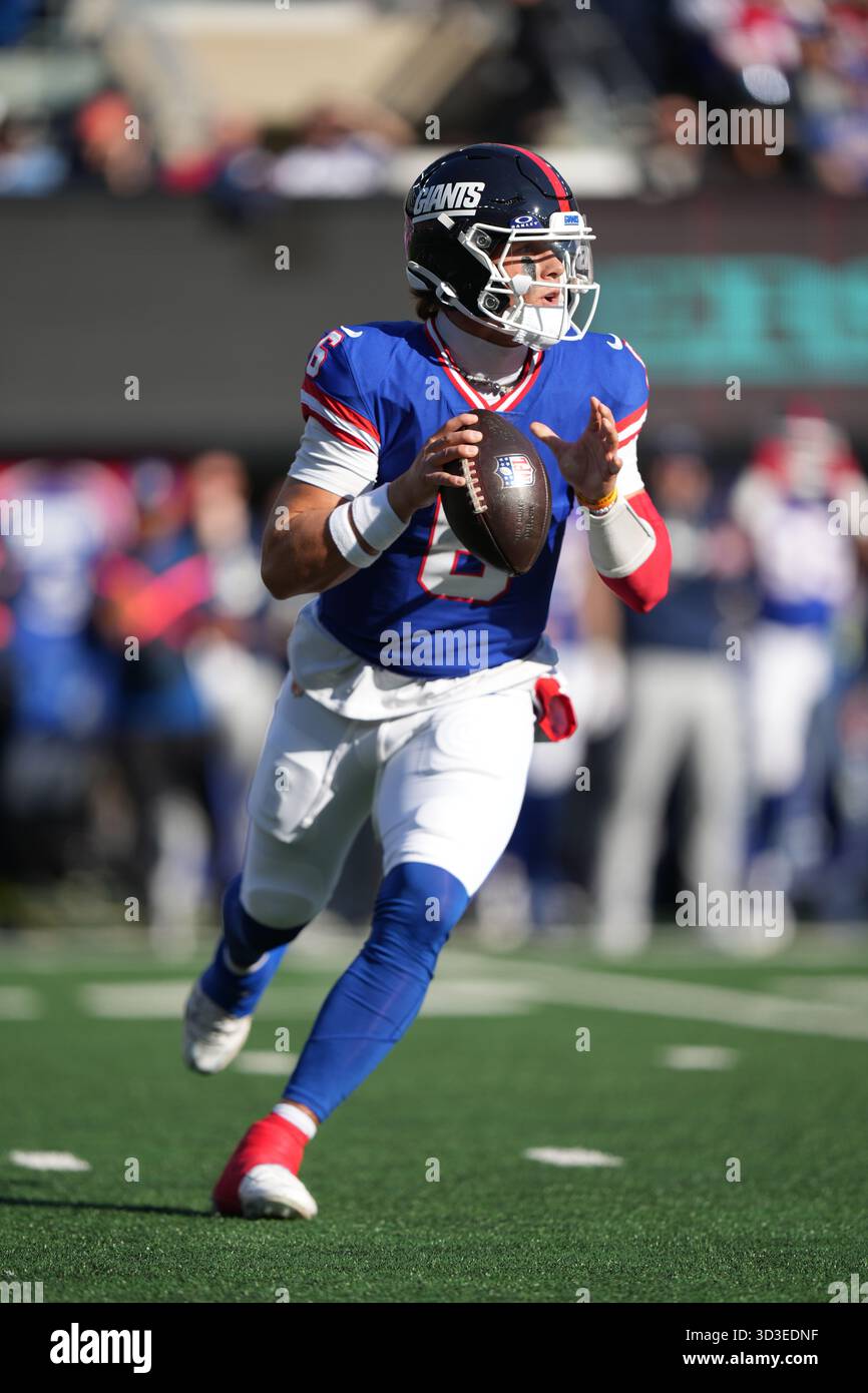 New York Giants quarterback Jaxson Dart (6) looks for a receiver as he ...