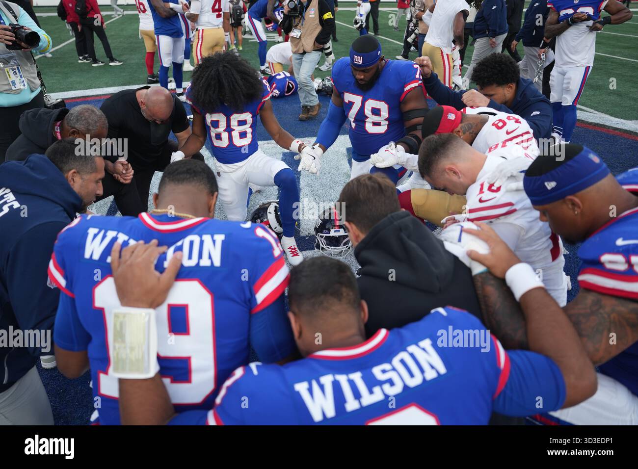 Players from the San Francisco 49ers and the New York Giants kneel for ...