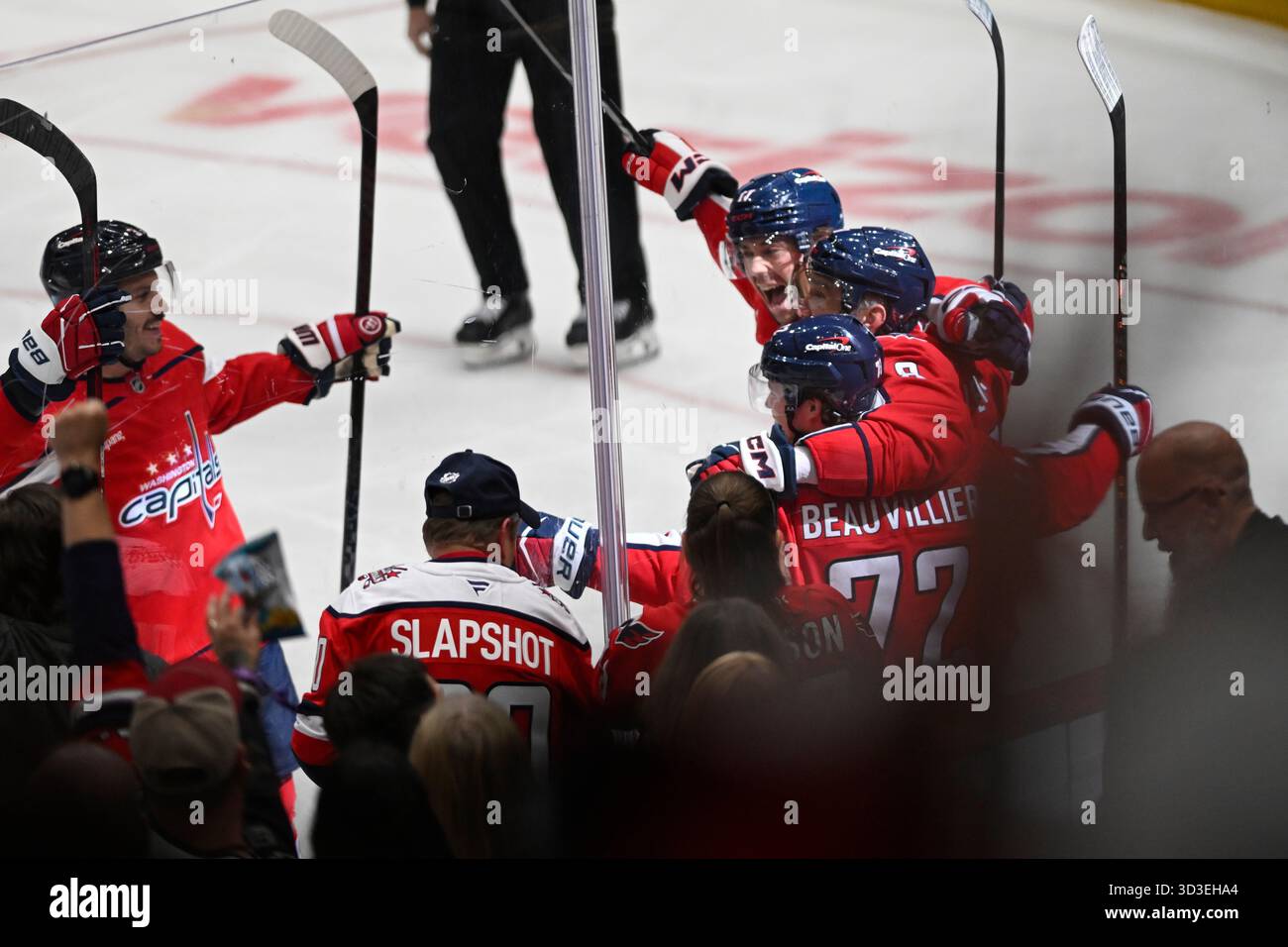 Washington Capitals left wing Alex Ovechkin (8) celebrates his 900th ...