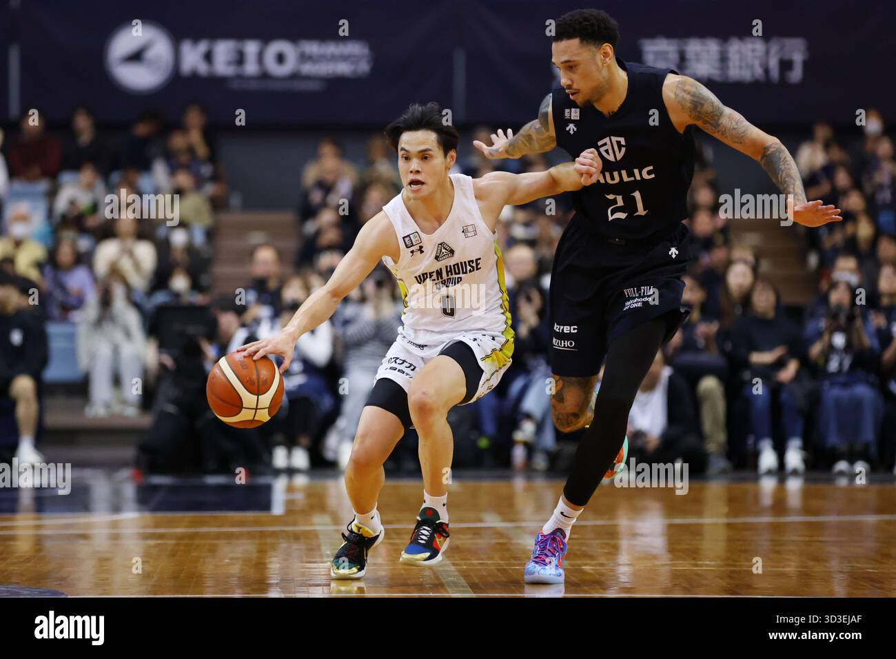 (L-R) Yuma Fujii (Crane Thunders), Brandon Ashley (Altiri), NOVEMBER 5 ...