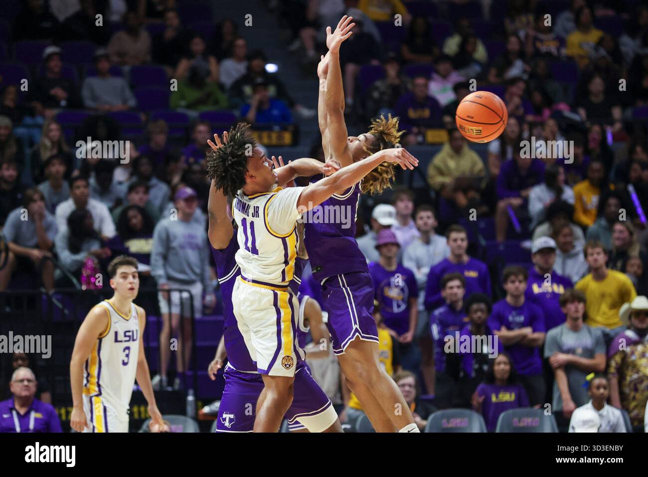 LSU Tigers guard Dedan Thomas Jr. (11) passes the ball to a teammate ...