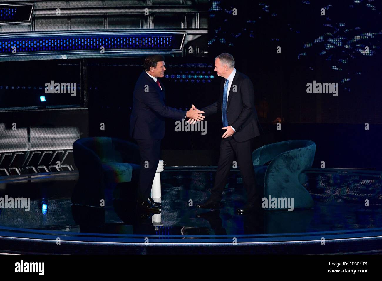 Bret Baier, the official America Business Forum host, shakes hands with ...