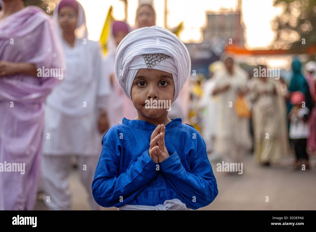 Jamshedpur, India. 05th Nov, 2025. A Sikh child in traditional attire ...
