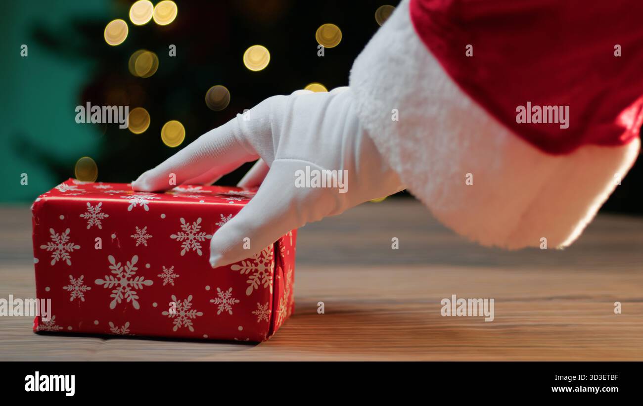 Hand with red gift hi-res stock photography and images - Alamy
