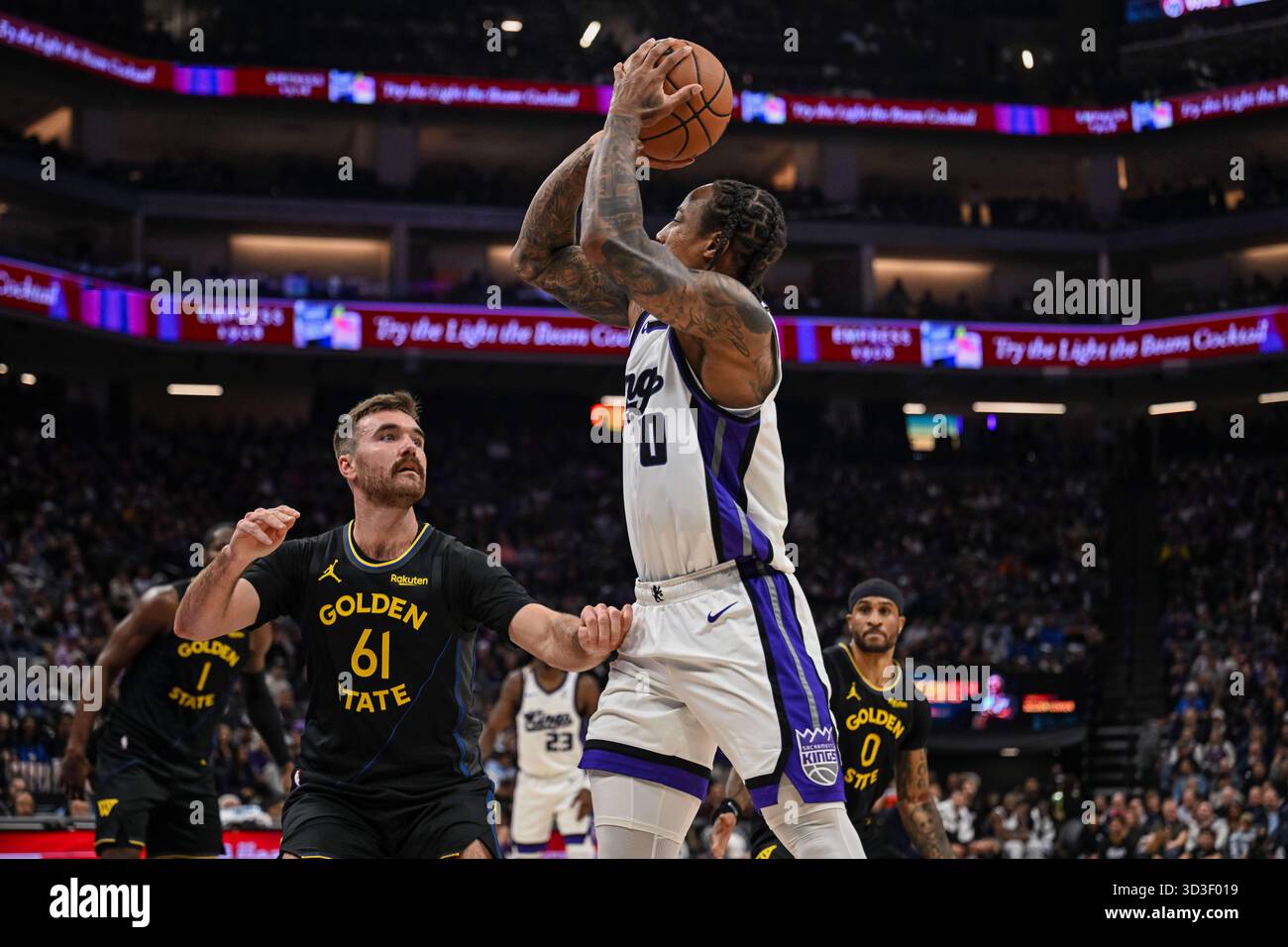 Sacramento Kings guard DeMar DeRozan (10) attempts a shot over Golden ...
