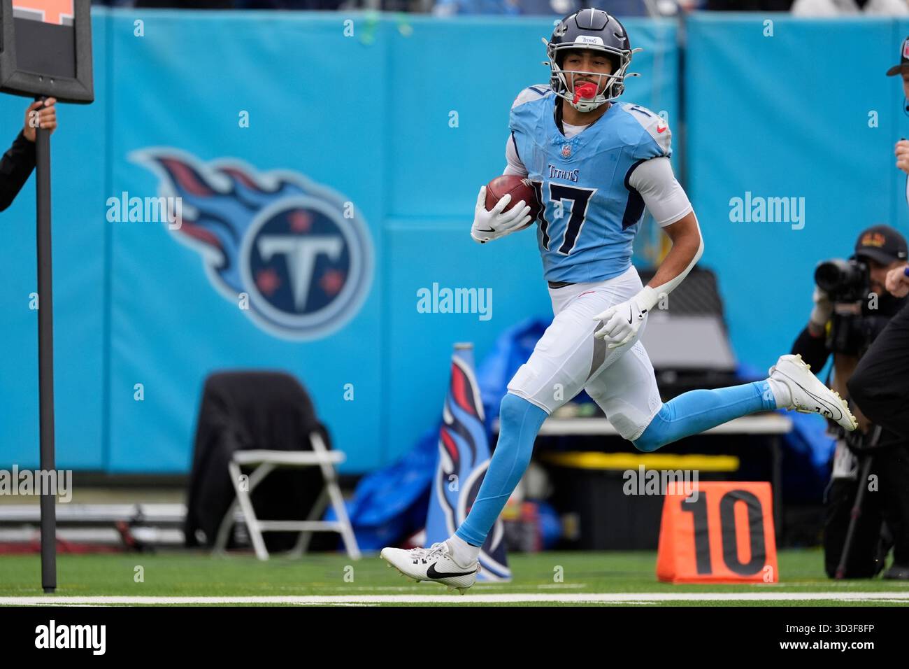 Tennessee Titans wide receiver Chimere Dike (17) plays during the first ...