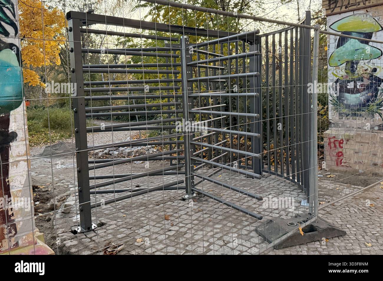 05 November 2025, Berlin: A newly installed entrance gate at Görlitzer ...