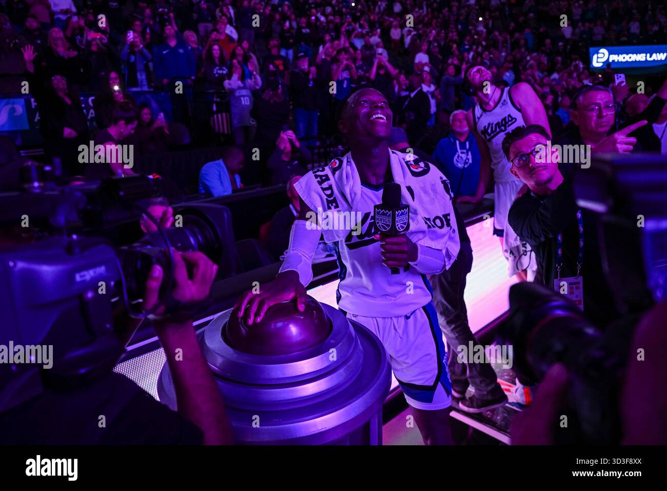 Sacramento Kings guard Dennis Schroder (17) lights the beam after ...