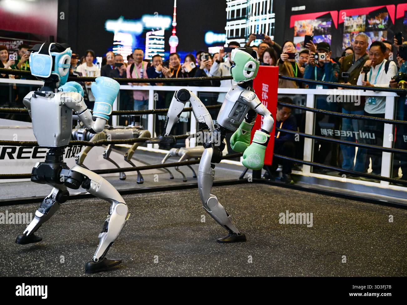 (251106) -- SHANGHAI, Nov. 6, 2025 (Xinhua) -- Two humanoid robots ...