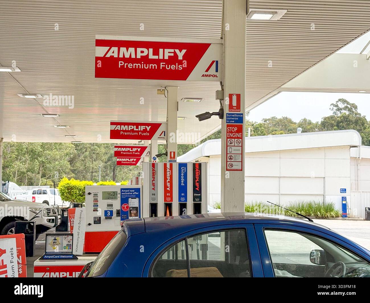 Australian petrol service station smartphone stock photos and images ...