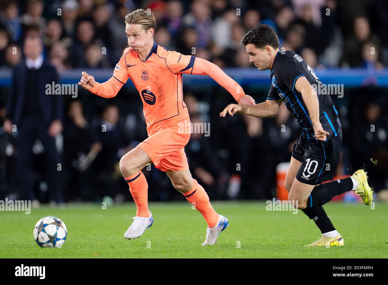 Frenkie de Jong of FC Barcelona and Hugo Vetlesen of Club Brugge during ...