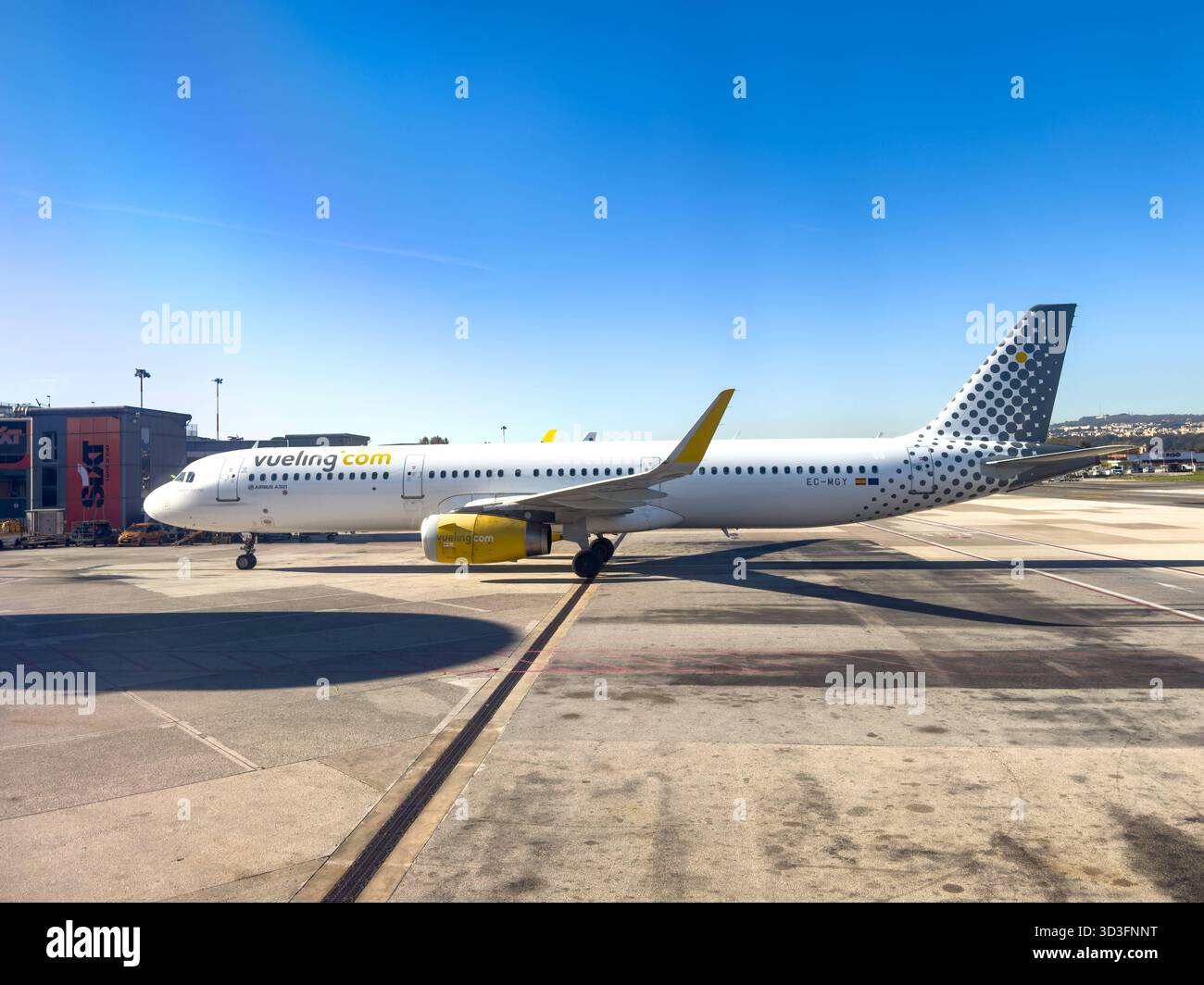 Neapel, Italien, Europa: Vueling Airlines Airbus A321 auf dem Vorfeld ...