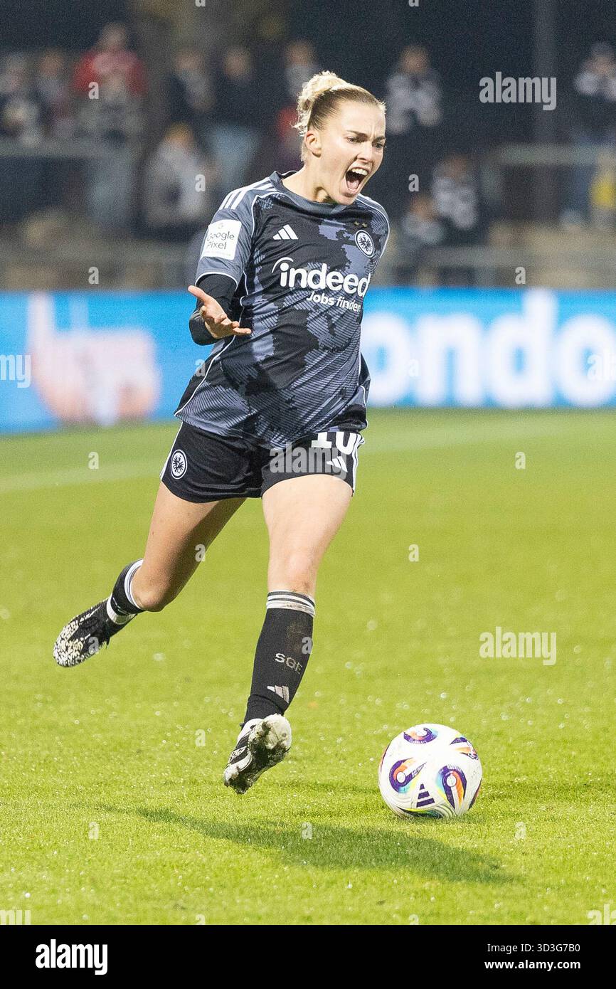 Laura Freigang (Eintracht Frankfurt #10) spreads her arms, gets excited ...