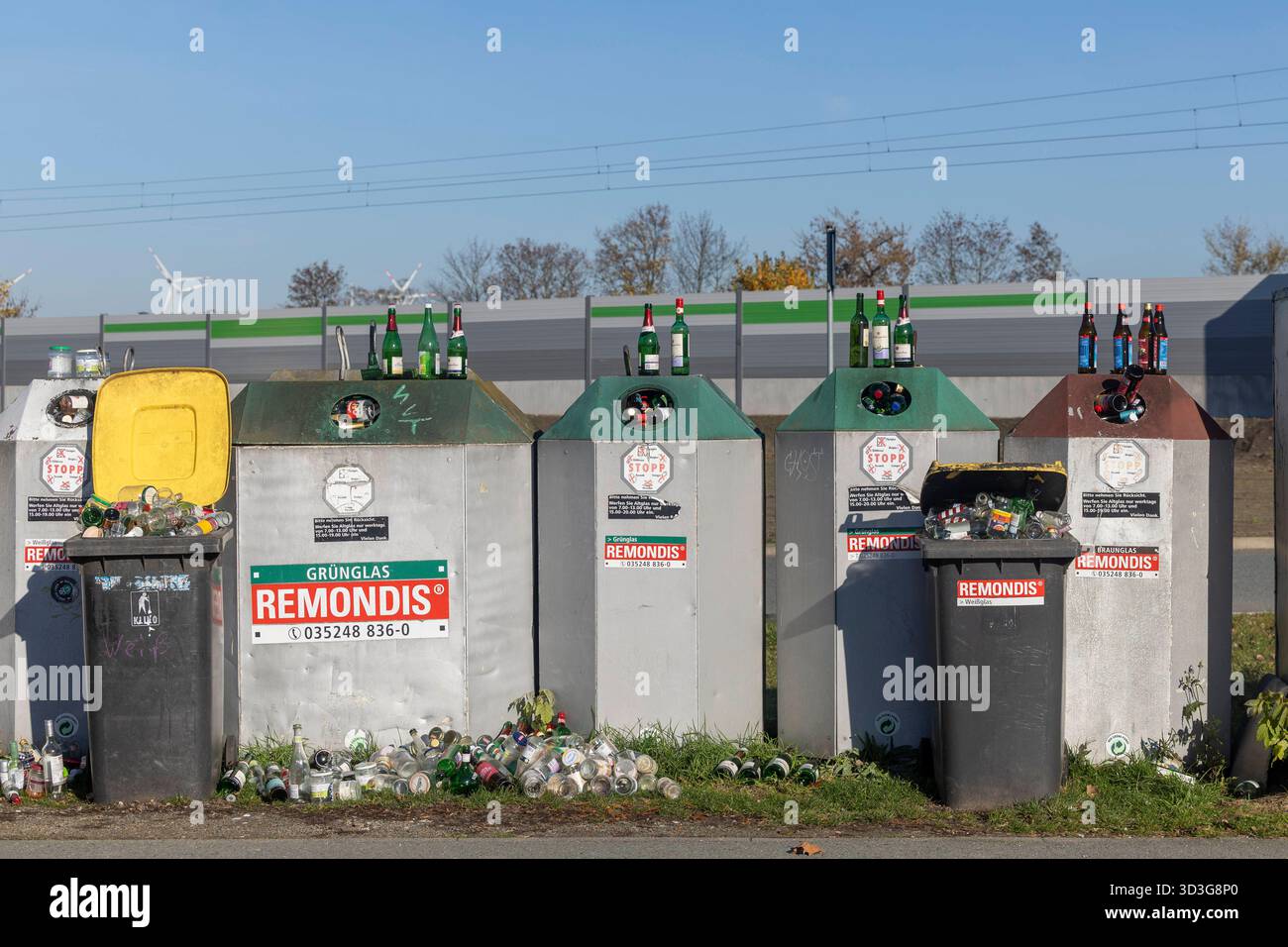 Zu viele Glasflaschen für die Glascontainer Mehrere Altglascontainer ...