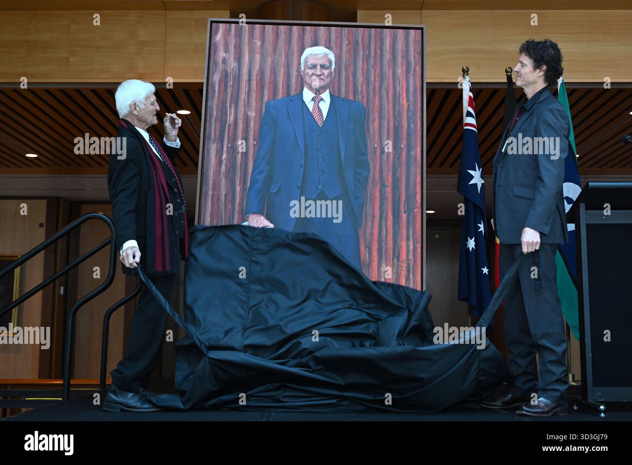 Independent member for Kennedy Bob Katter and artist David Darcy unveil ...