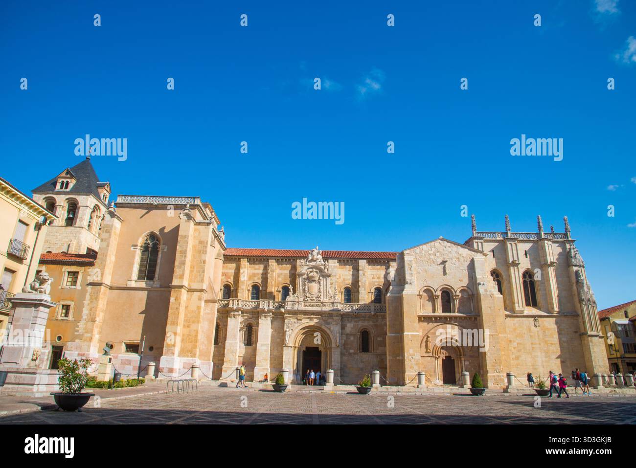 Basilica san isidoro de leon hi-res stock photography and images - Alamy