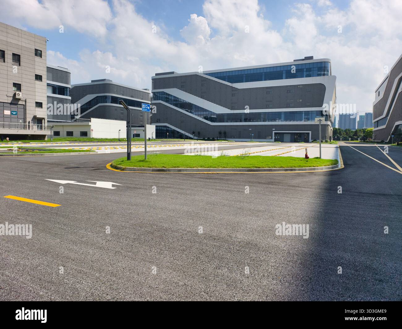 Empty road modern office hi-res stock photography and images - Alamy