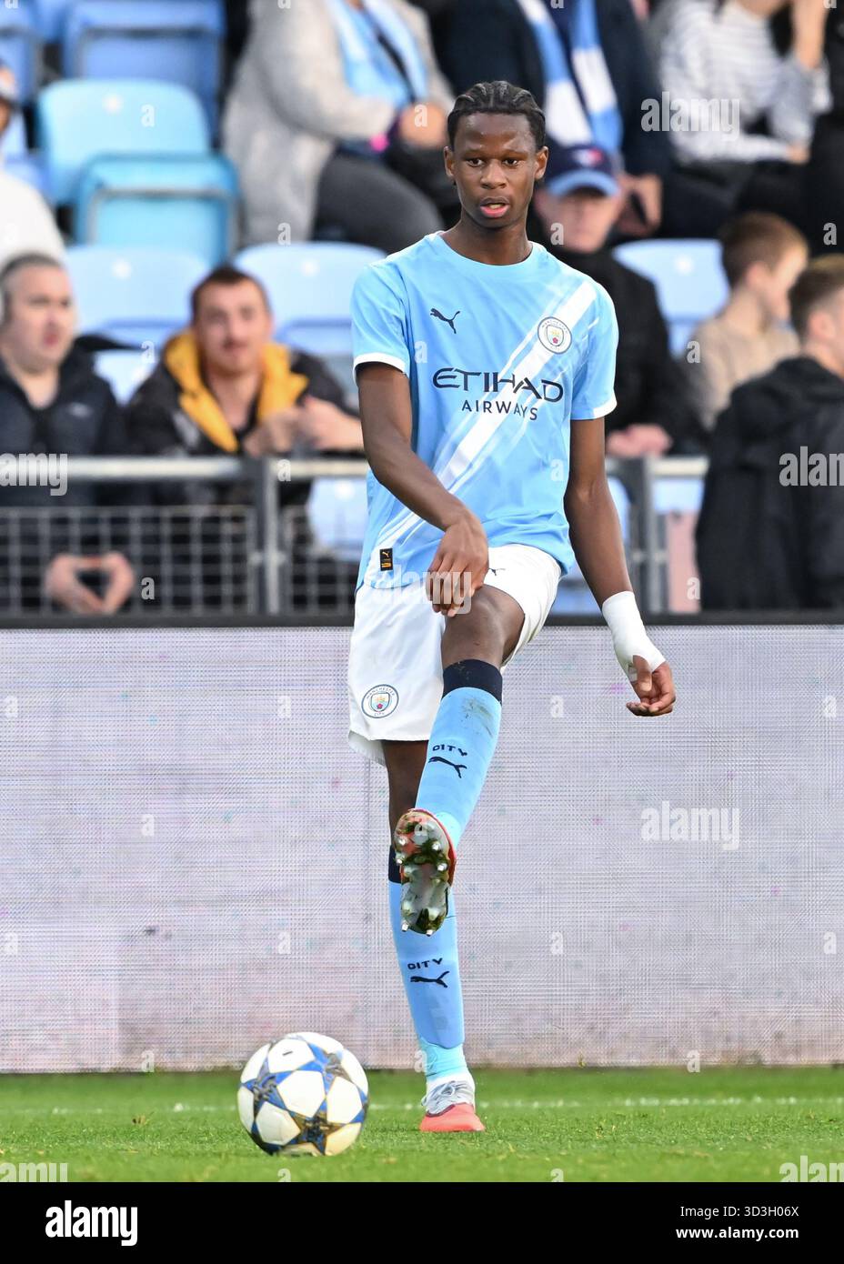 Manchester, England, 5th November 2025. Stephen Mfuni of Manchester ...