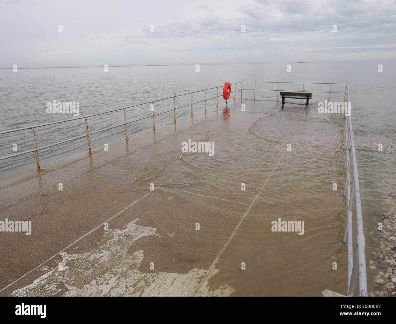 Sheerness, Kent, UK. 6th Nov, 2025. UK Weather: a surge high tide in ...