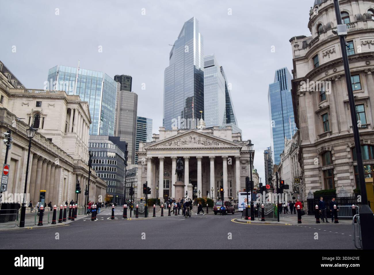 London, UK. 6th November 2025. Exterior view of the Bank of England and ...