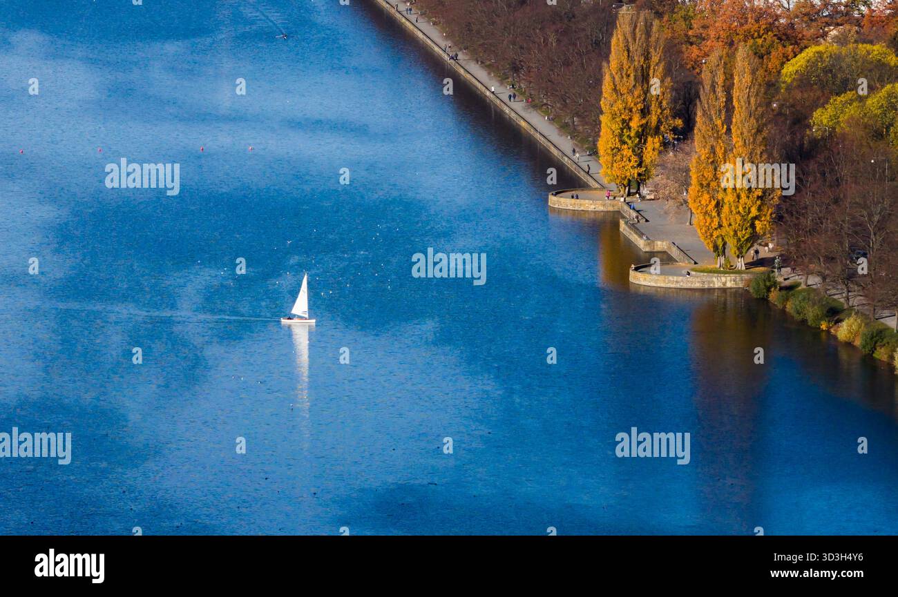 06 November 2025, Lower Saxony, Hanover: A boat sails on the Maschsee ...