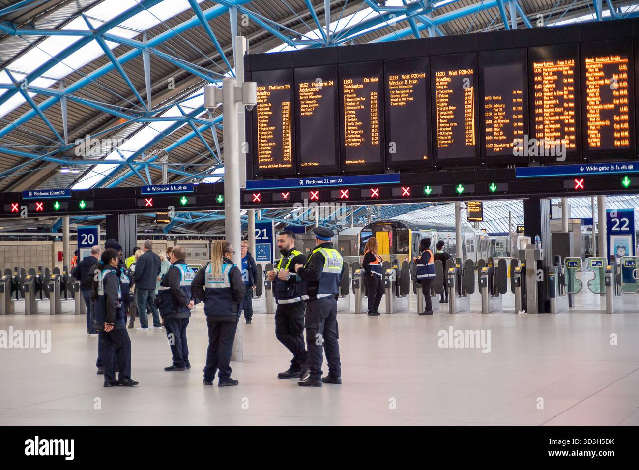 Sw rail community officers hi-res stock photography and images - Alamy
