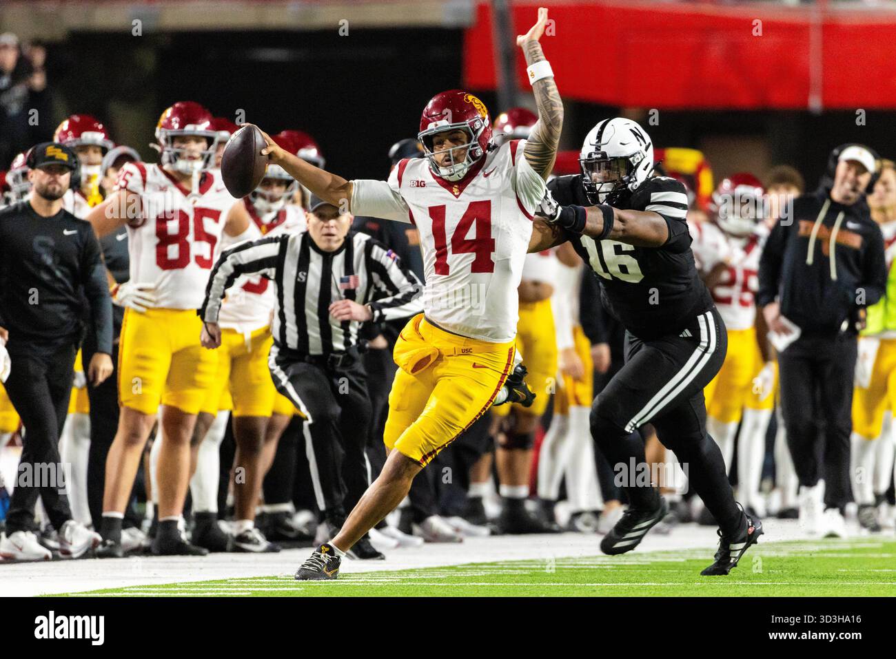 Southern California quarterback Jayden Maiava (14) runs the ball ...