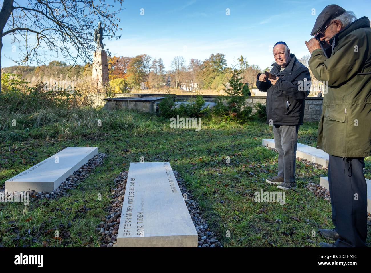 06 November 2025, Brandenburg, Fürstenberg/Havel: Ib Katznelson (r) and ...