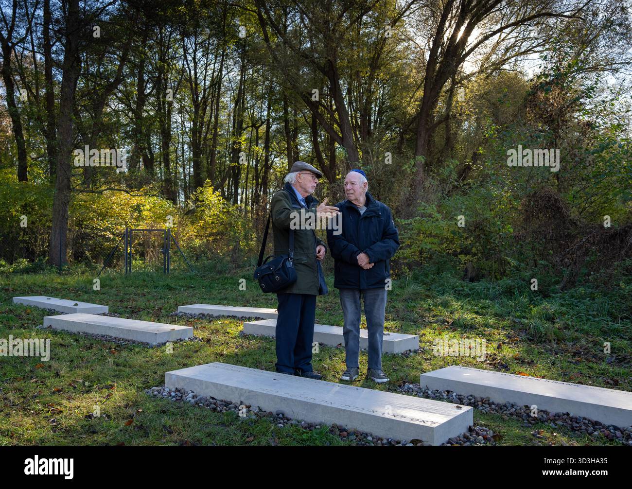 06 November 2025, Brandenburg, Fürstenberg/Havel: Ib Katznelson (l) and ...