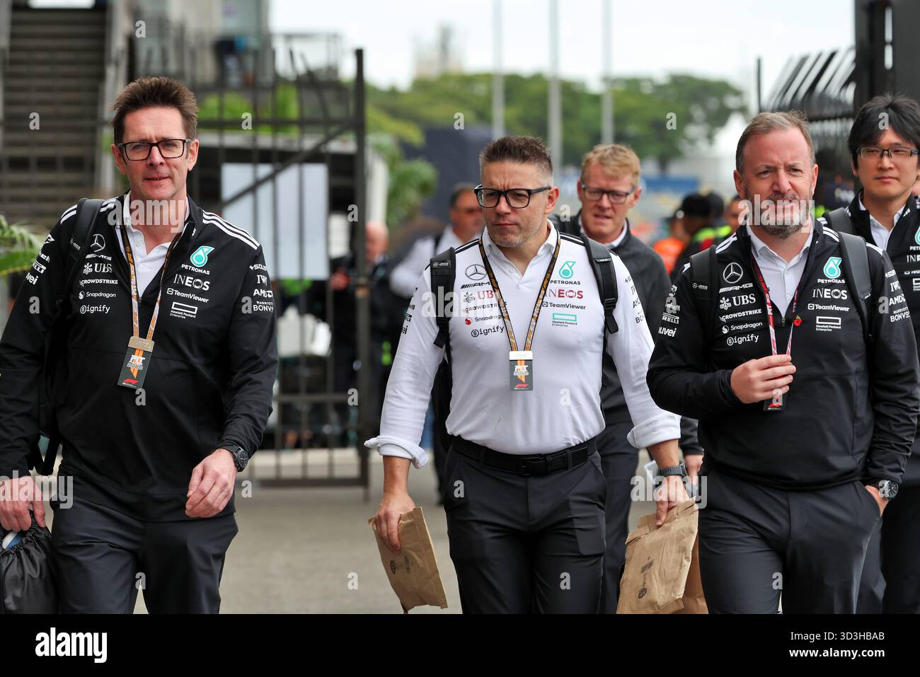 (L to R): Andrew Shovlin (GBR) Mercedes AMG F1 Trackside Engineering ...