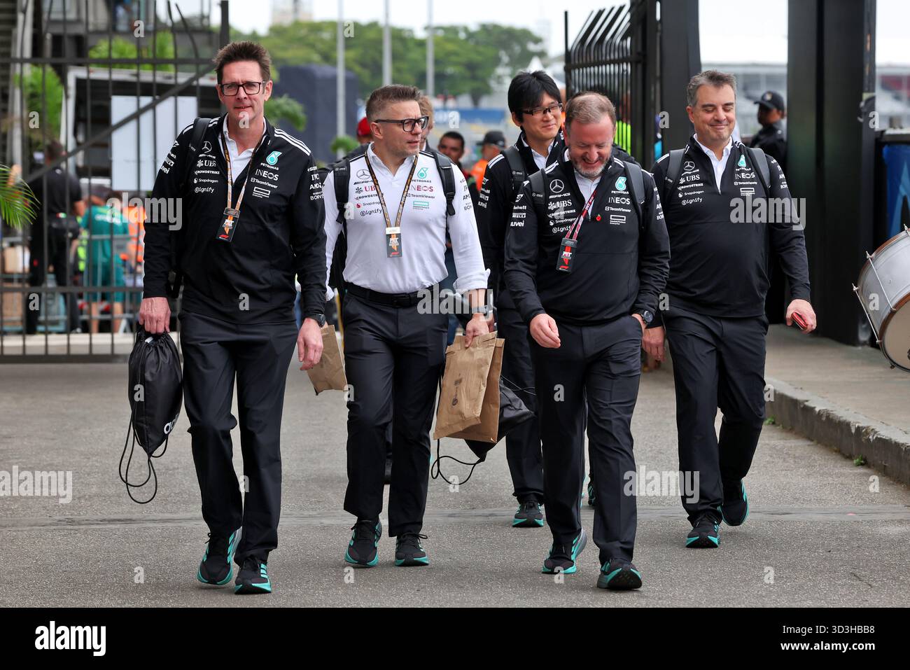 (L to R): Andrew Shovlin (GBR) Mercedes AMG F1 Trackside Engineering ...