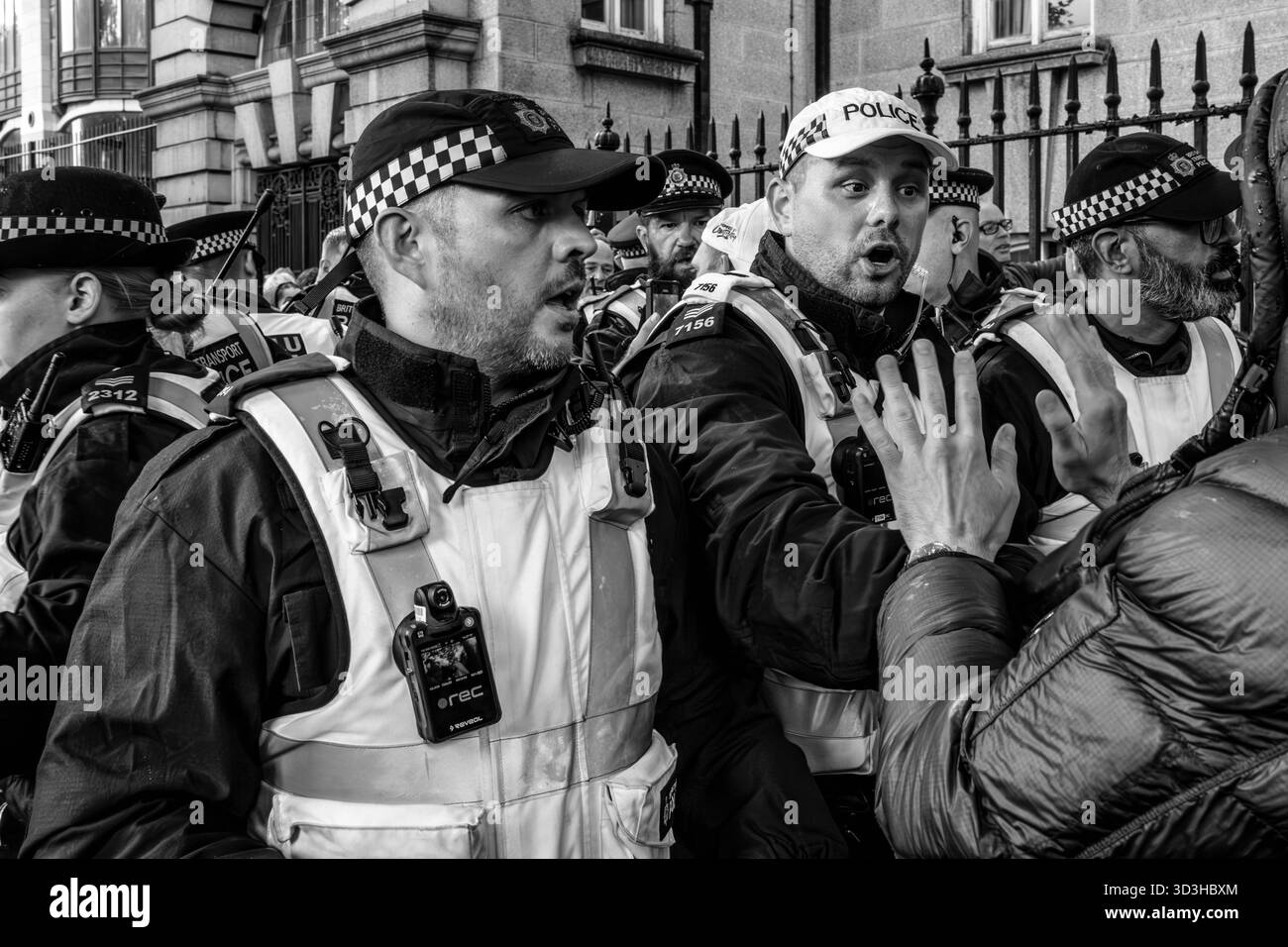 The Police Confront Marchers At The Unite The Kingdom Rally Organised ...