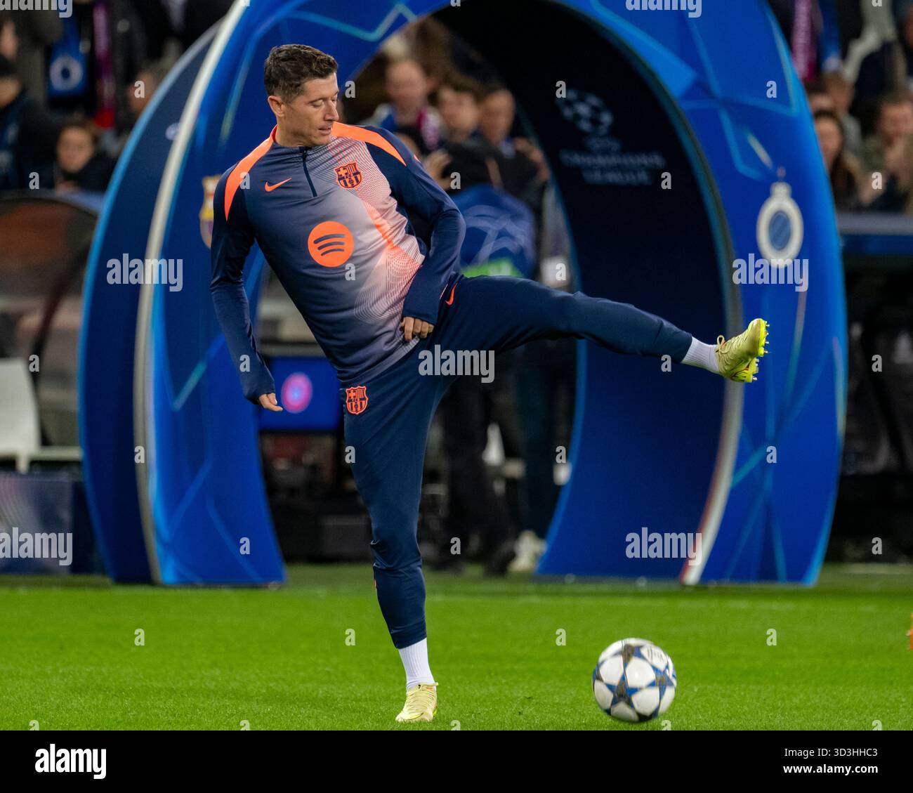 Robert Lewandowski of Barcelona during the warm-up prior the UEFA ...