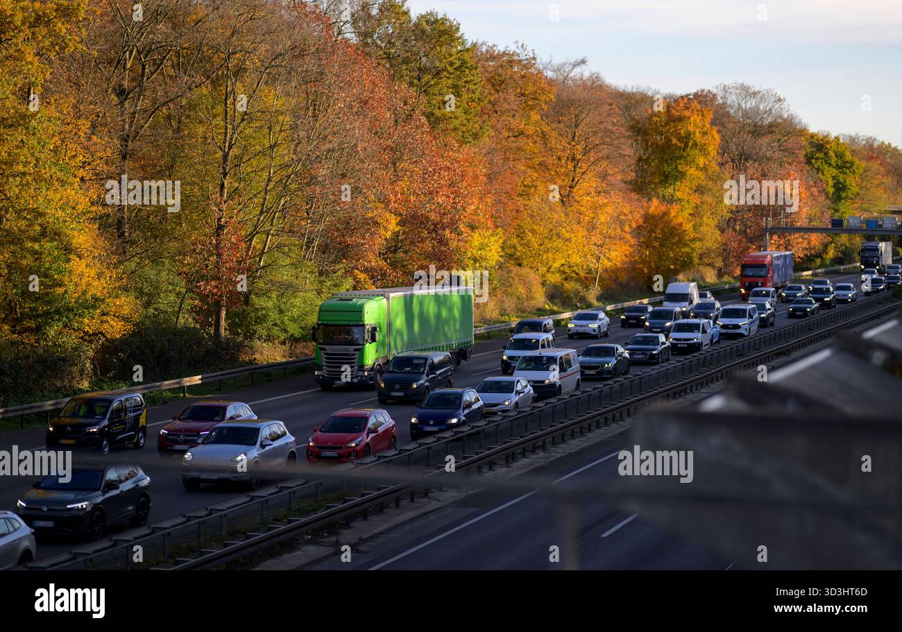 Stau / dichter Verkehr auf der Autobahn A 3 vor dem Kreuz Kaiserberg ...