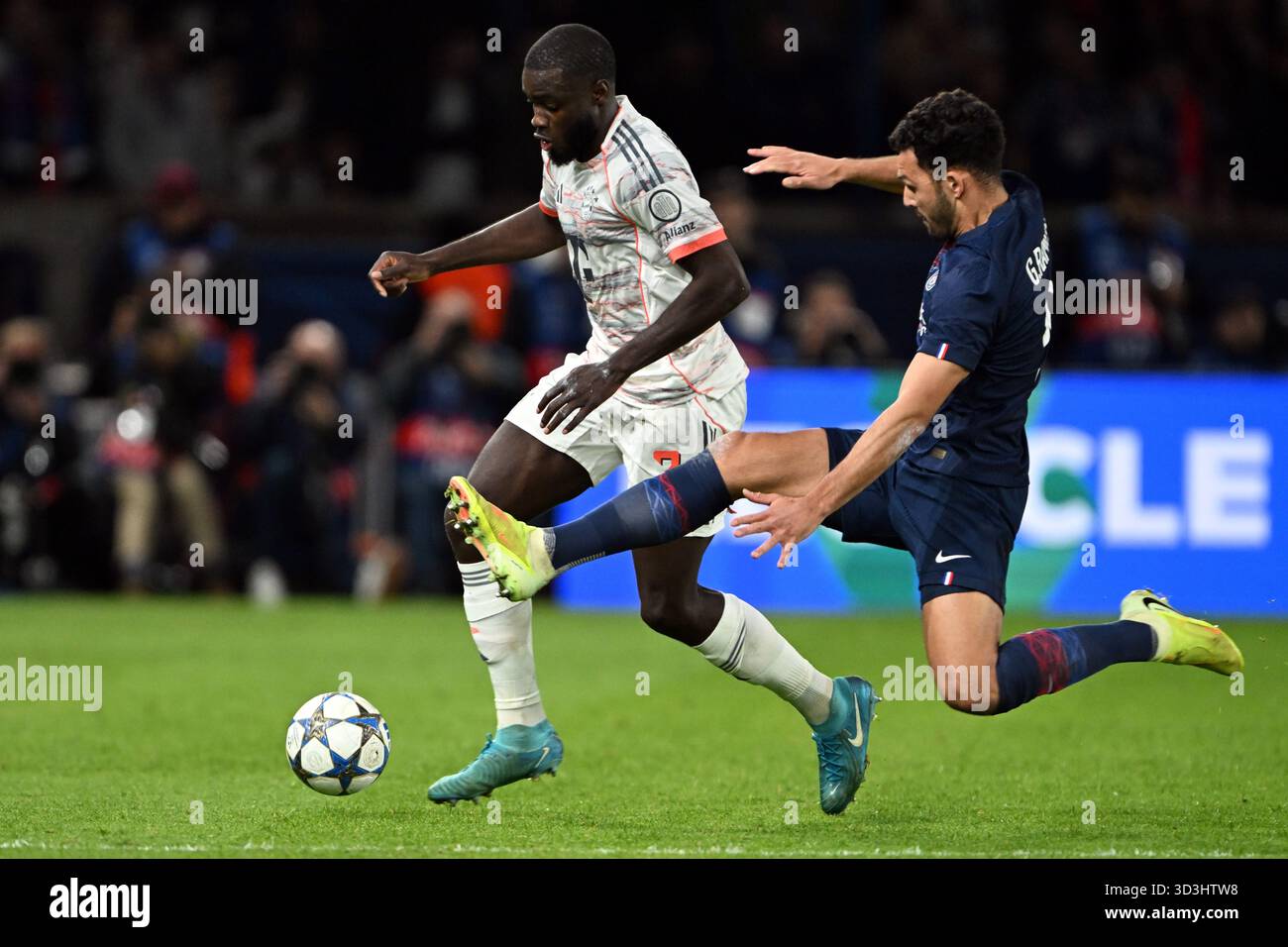 04 November 2025, France, Paris: Soccer: Champions League, Paris Saint ...