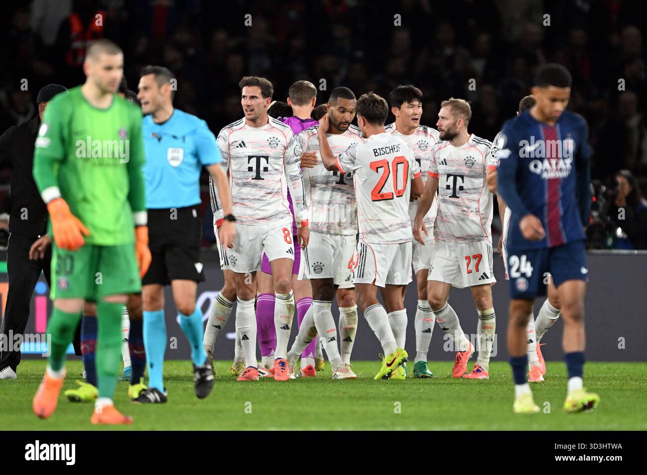 04 November 2025, France, Paris: Soccer: Champions League, Paris Saint ...