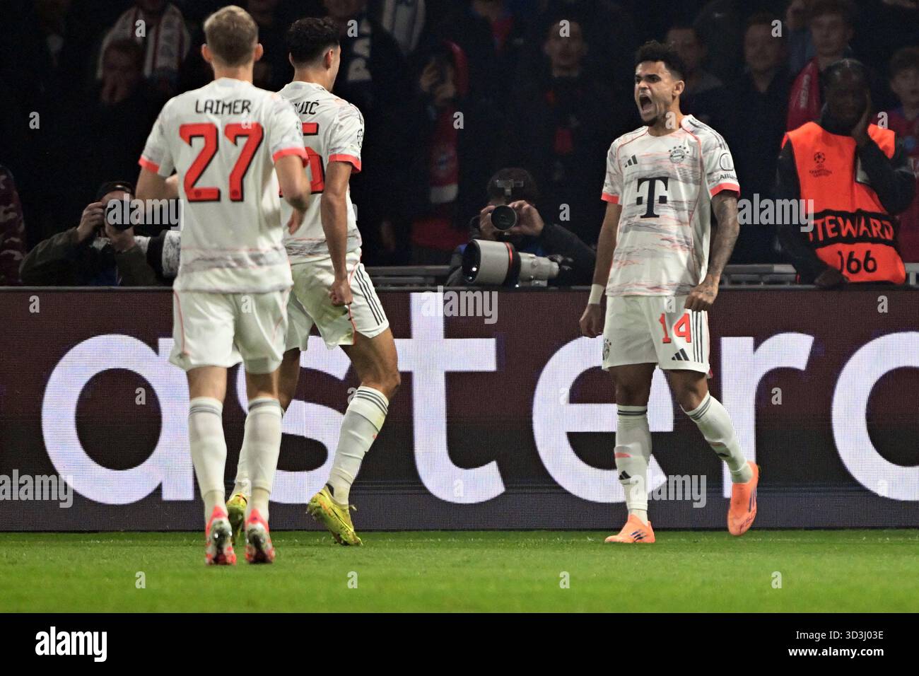 04 November 2025, France, Paris: Soccer: Champions League, Paris Saint ...