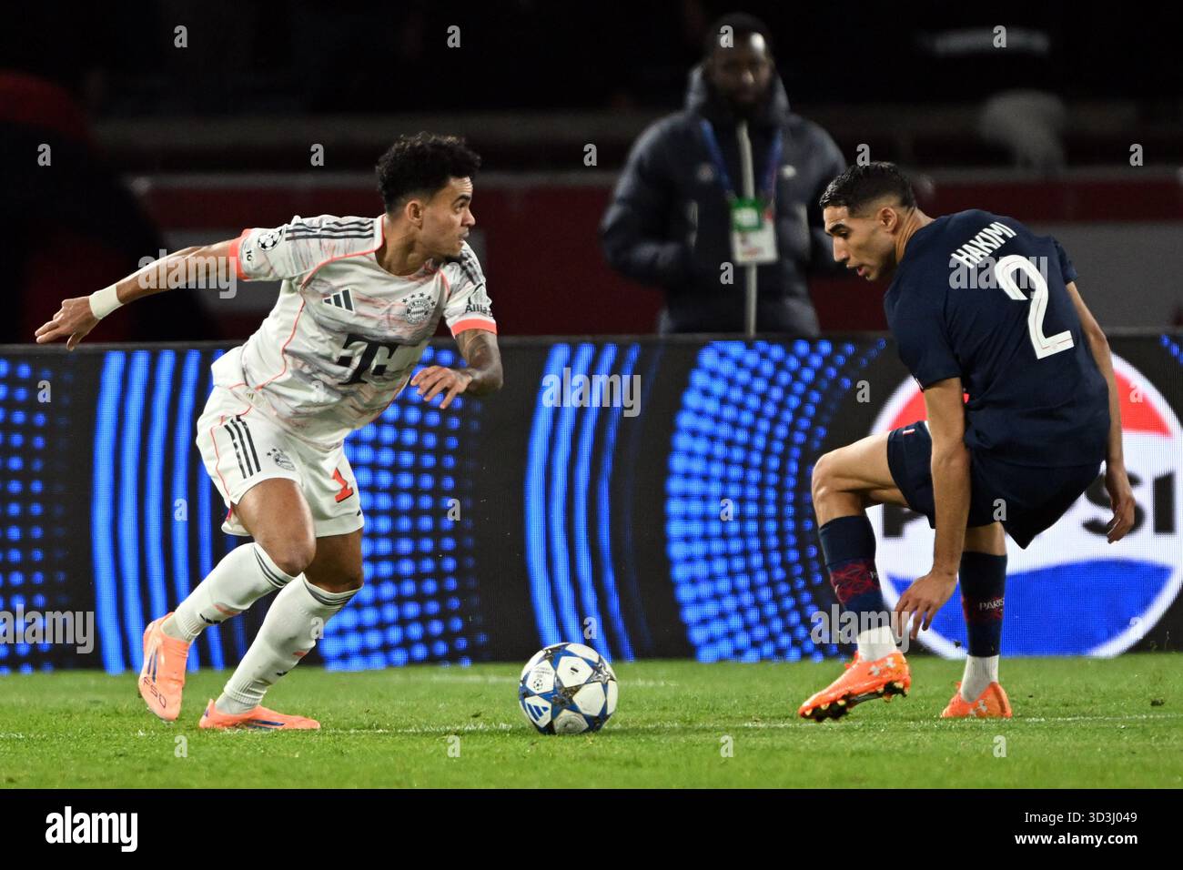04 November 2025, France, Paris: Soccer: Champions League, Paris Saint ...
