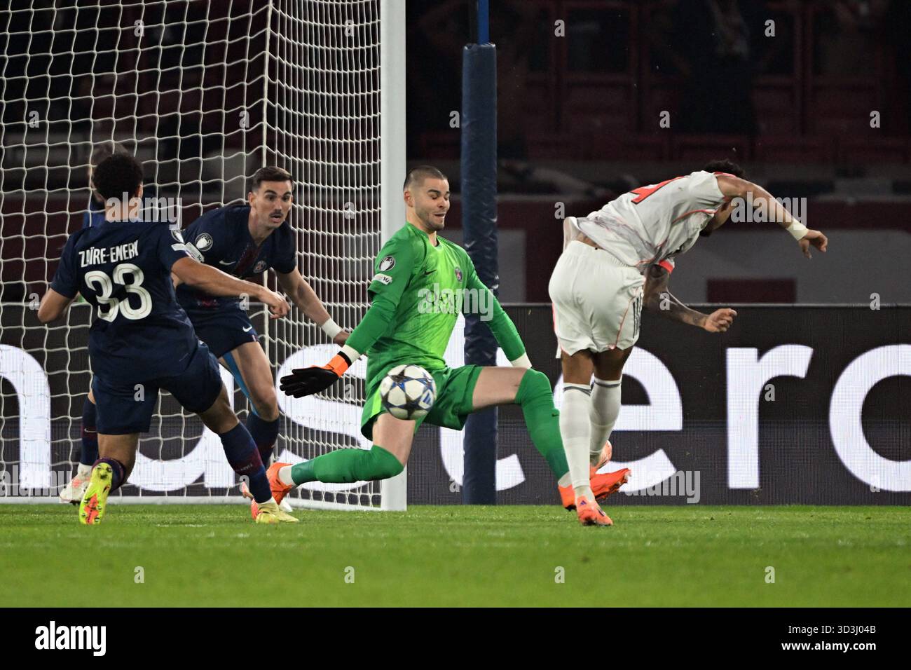 04 November 2025, France, Paris: Soccer: Champions League, Paris Saint ...