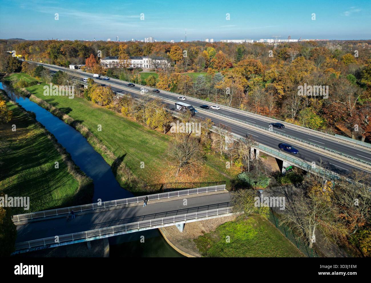 06 November 2025, Saxony, Markkleeberg: Cars and trucks drive over the ...