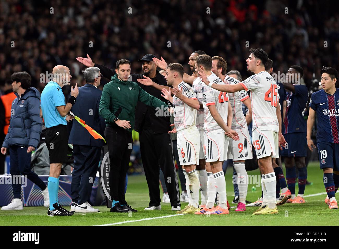 04 November 2025, France, Paris: Soccer: Champions League, Paris Saint ...