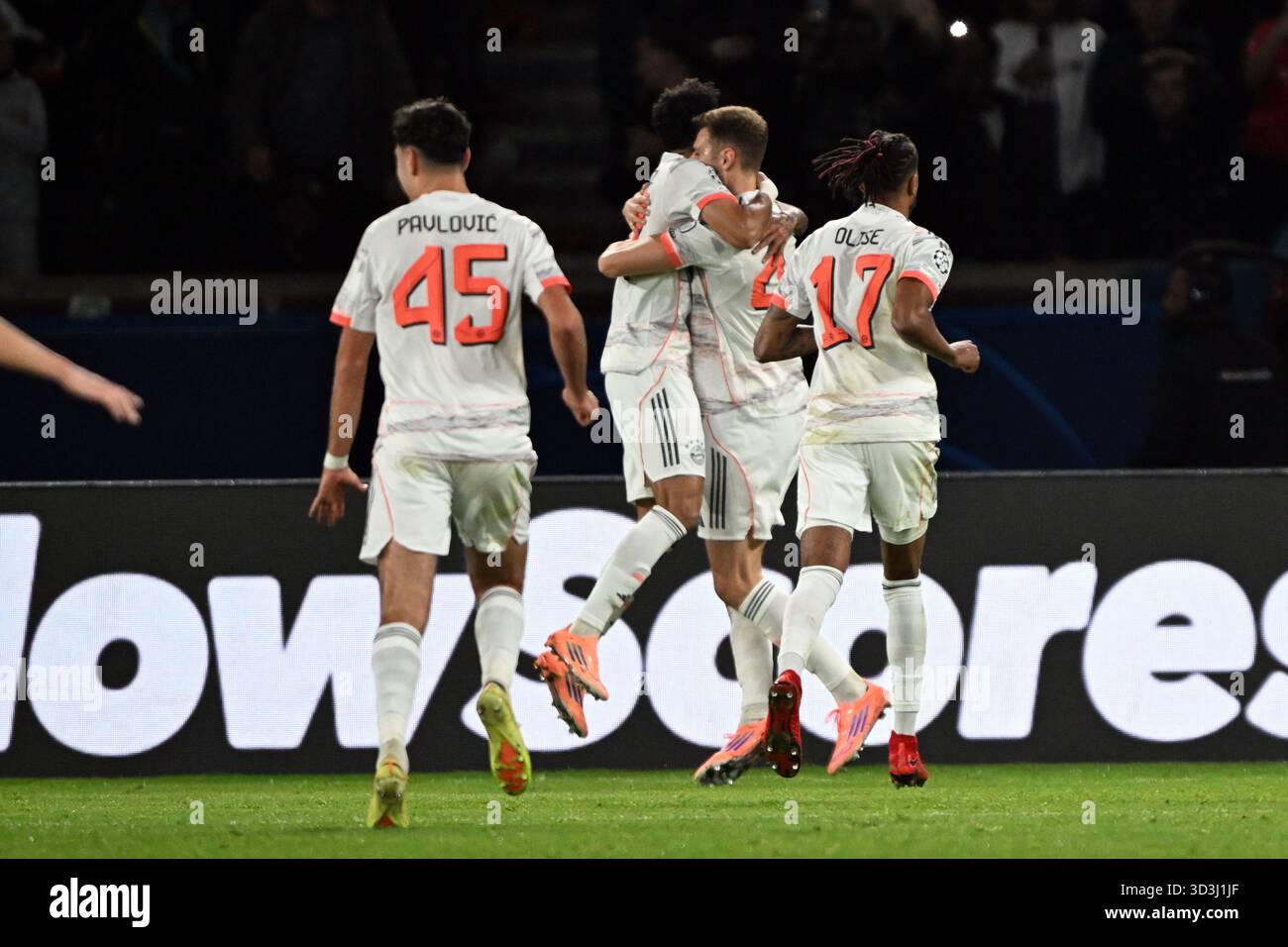 04 November 2025, France, Paris: Soccer: Champions League, Paris Saint ...