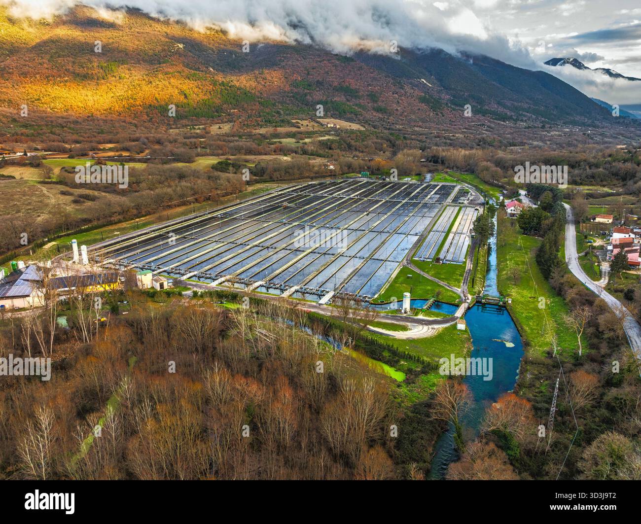‘extensive mountainous river landscape hi-res stock photography and ...
